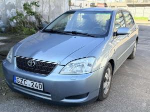 Pelēks Toyota Corolla 2004 Viļņa, ar dzinēja tilpumu 2.00 L un nobraukumu 350 tūkst. km par 749 €, foto  vietnē AUTOMOTO.COM.LV