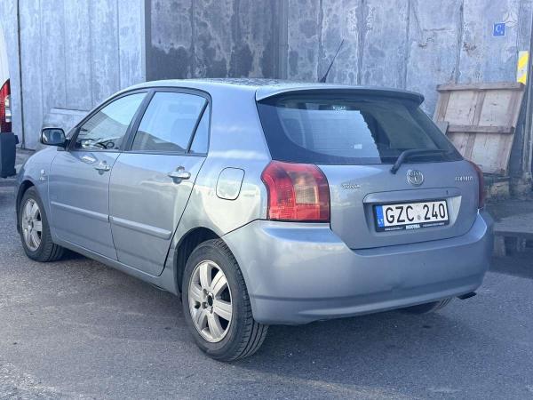 Pelēks Toyota Corolla 2004 Viļņa, ar dzinēja tilpumu 2.00 L un nobraukumu 350 tūkst. km par 749 €, foto 3 vietnē AUTOMOTO.COM.LV