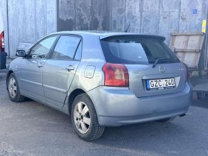 Pelēks Toyota Corolla 2004 Viļņa, ar dzinēja tilpumu 2.00 L un nobraukumu 350 tūkst. km par 749 €, foto 3 vietnē AUTOMOTO.COM.LV