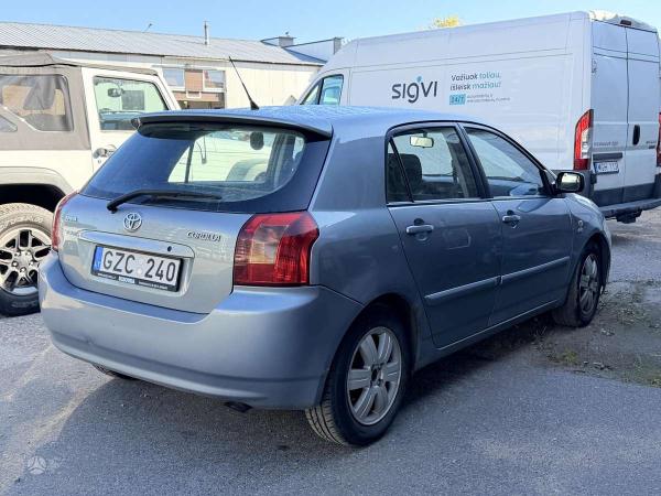 Pelēks Toyota Corolla 2004 Viļņa, ar dzinēja tilpumu 2.00 L un nobraukumu 350 tūkst. km par 749 €, foto 4 vietnē AUTOMOTO.COM.LV