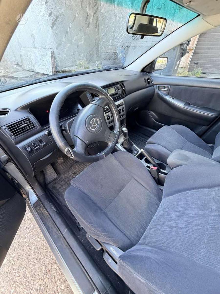 Pelēks Toyota Corolla 2004 Viļņa, ar dzinēja tilpumu 2.00 L un nobraukumu 350 tūkst. km par 749 €, foto 6 vietnē AUTOMOTO.COM.LV