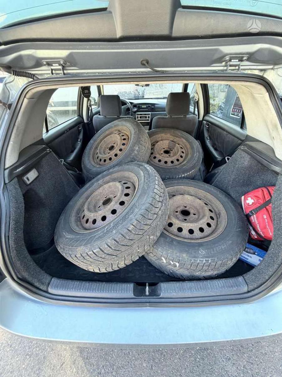 Pelēks Toyota Corolla 2004 Viļņa, ar dzinēja tilpumu 2.00 L un nobraukumu 350 tūkst. km par 749 €, foto 7 vietnē AUTOMOTO.COM.LV
