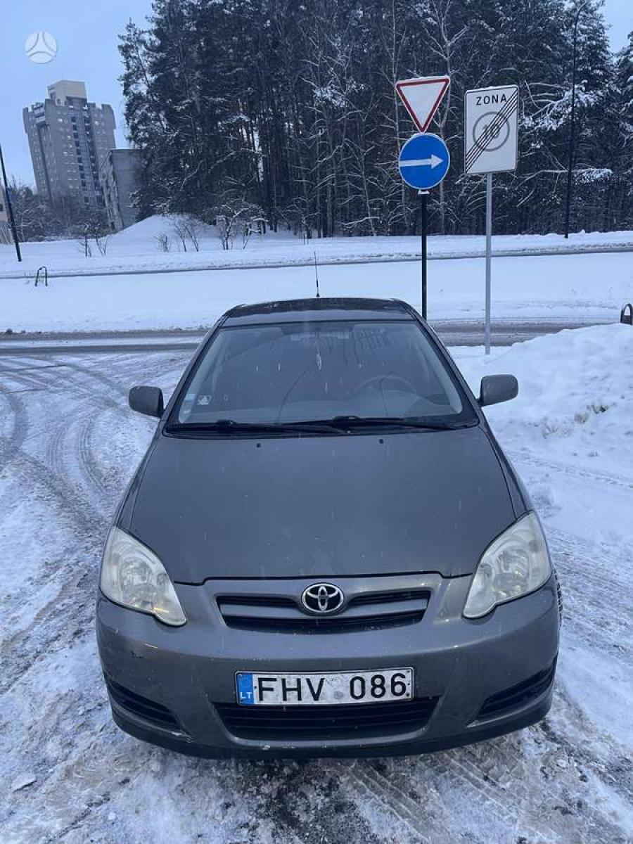 Pelēks Toyota Corolla 2005 Viļņa, ar dzinēja tilpumu 2.00 L un nobraukumu 292 tūkst. km par 999 €, foto 2 vietnē AUTOMOTO.COM.LV