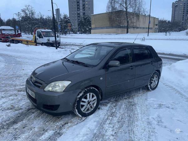 Pelēks Toyota Corolla 2005 Viļņa, ar dzinēja tilpumu 2.00 L un nobraukumu 292 tūkst. km par 999 €, foto 3 vietnē AUTOMOTO.COM.LV