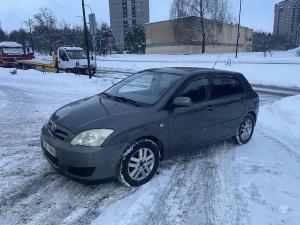 Pelēks Toyota Corolla 2005 Viļņa, ar dzinēja tilpumu 2.00 L un nobraukumu 292 tūkst. km par 999 €, foto 3 vietnē AUTOMOTO.COM.LV
