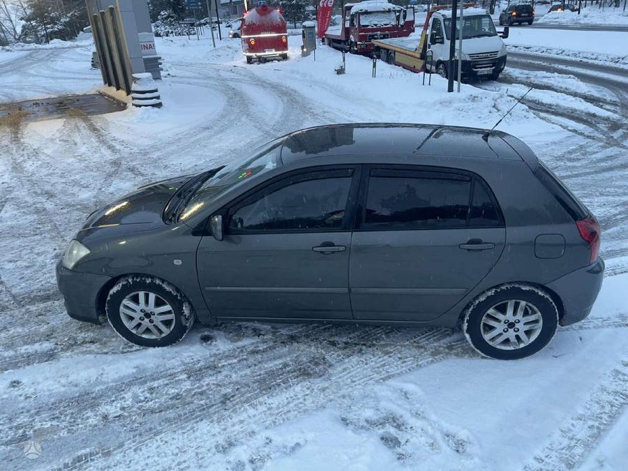 Pelēks Toyota Corolla 2005 Viļņa, ar dzinēja tilpumu 2.00 L un nobraukumu 292 tūkst. km par 999 €, foto 4 vietnē AUTOMOTO.COM.LV