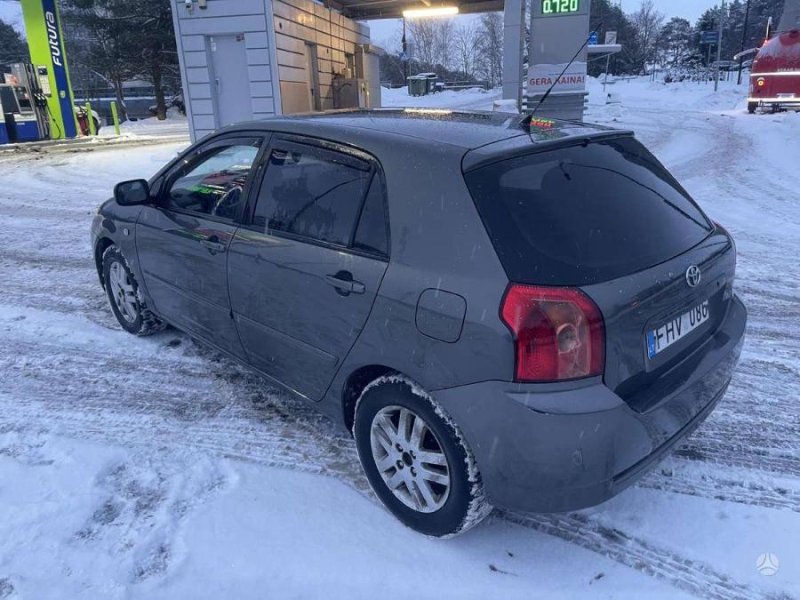 Pelēks Toyota Corolla 2005 Viļņa, ar dzinēja tilpumu 2.00 L un nobraukumu 292 tūkst. km par 999 €, foto 5 vietnē AUTOMOTO.COM.LV