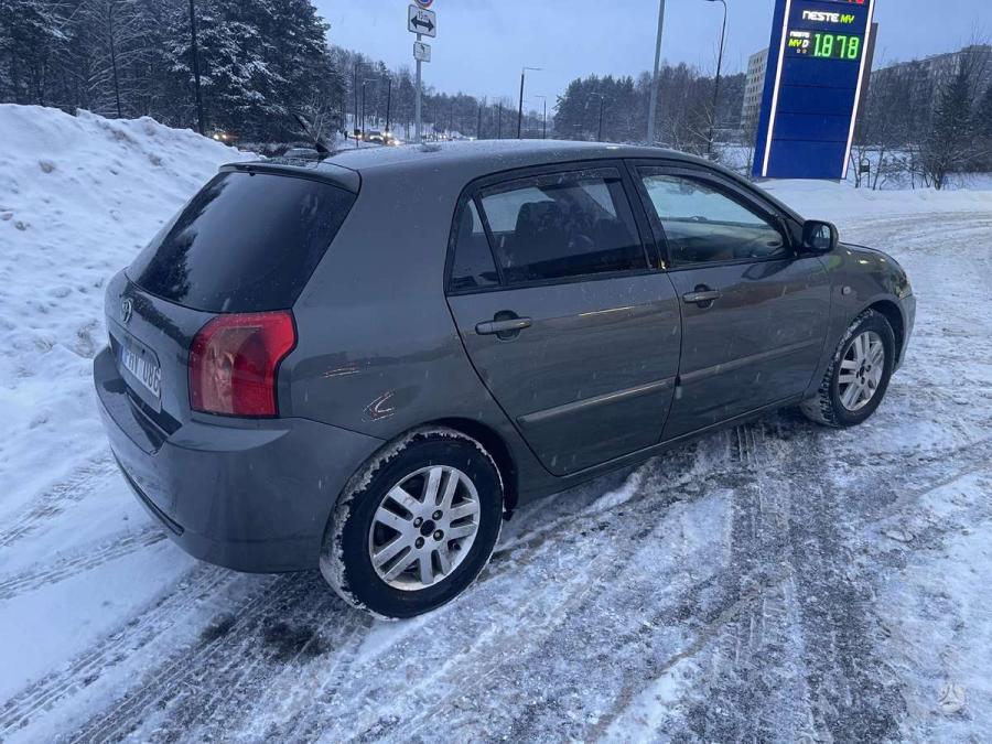 Pelēks Toyota Corolla 2005 Viļņa, ar dzinēja tilpumu 2.00 L un nobraukumu 292 tūkst. km par 999 €, foto 7 vietnē AUTOMOTO.COM.LV
