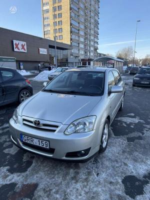 Pelēks Toyota Corolla 2005 Kauņa, ar dzinēja tilpumu 1.99 L un nobraukumu 310 tūkst. km par 1350 €, foto  vietnē AUTOMOTO.COM.LV