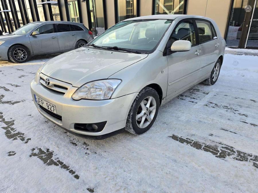 Grey Toyota Corolla 2005 in Vilnius, with an engine capacity of 1.36 L and mileage of 296 thousand km for 2000 €, photo 1 on AUTOMOTO.COM.LV