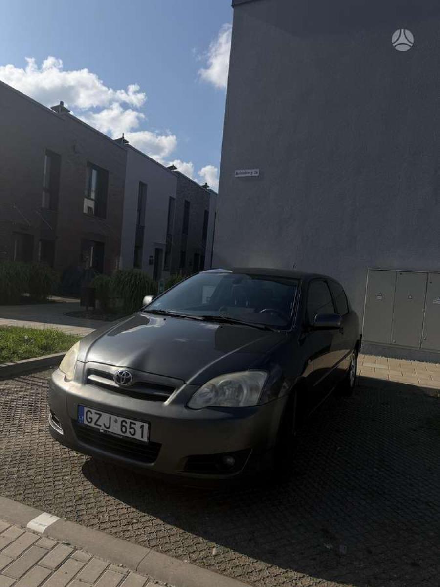 Grey Toyota Corolla 2005 in Vilnius, with an engine capacity of 1.40 L and mileage of 326 thousand km for 1250 €, photo 1 on AUTOMOTO.COM.LV