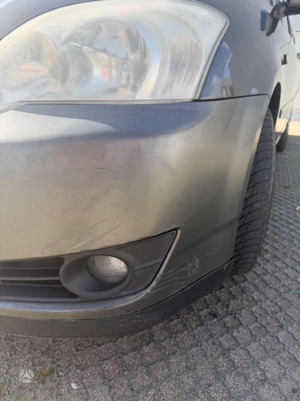 Grey Toyota Corolla 2005 in Vilnius, with an engine capacity of 1.40 L and mileage of 326 thousand km for 1250 €, photo 2 on AUTOMOTO.COM.LV