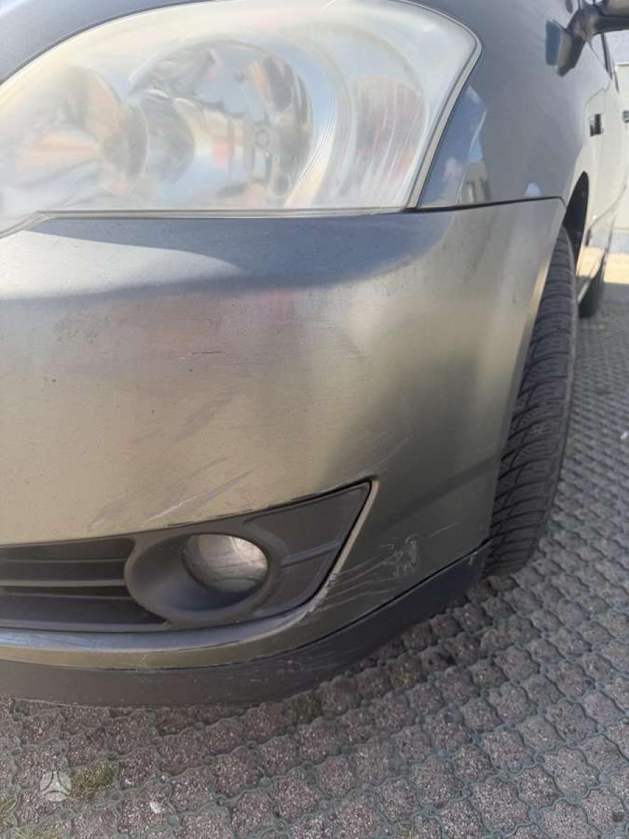 Grey Toyota Corolla 2005 in Vilnius, with an engine capacity of 1.40 L and mileage of 326 thousand km for 1250 €, photo 3 on AUTOMOTO.COM.LV