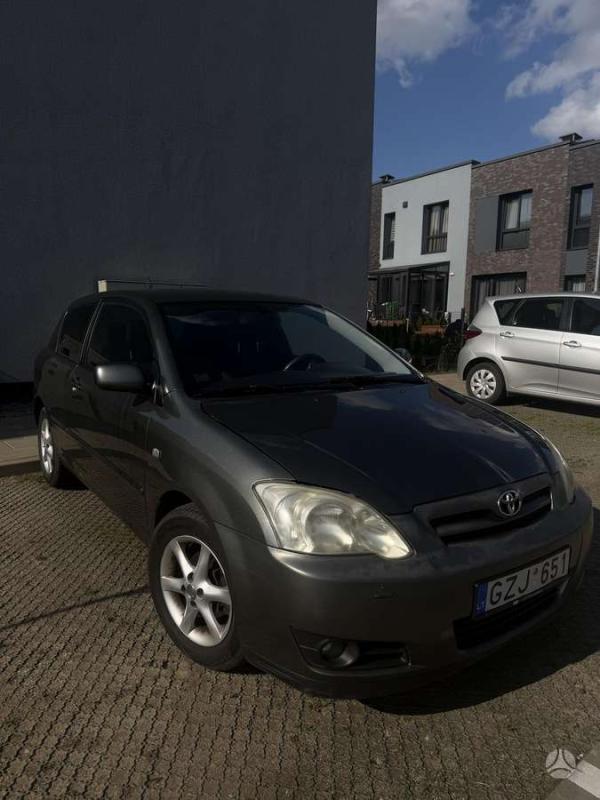 Grey Toyota Corolla 2005 in Vilnius, with an engine capacity of 1.40 L and mileage of 326 thousand km for 1250 €, photo 3 on AUTOMOTO.COM.LV