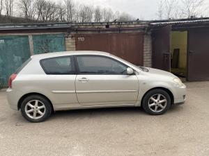 Pelēks Toyota Corolla 2005 Viļņa, ar dzinēja tilpumu 1.40 L un nobraukumu 308 tūkst. km par 925 €, foto  vietnē AUTOMOTO.COM.LV