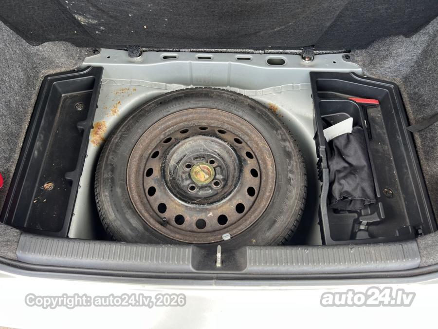 Pelēks Toyota Corolla 2005 Mardu, ar dzinēja tilpumu 1.60 L un nobraukumu 184 tūkst. km par 4800 €, foto 17 vietnē AUTOMOTO.COM.LV