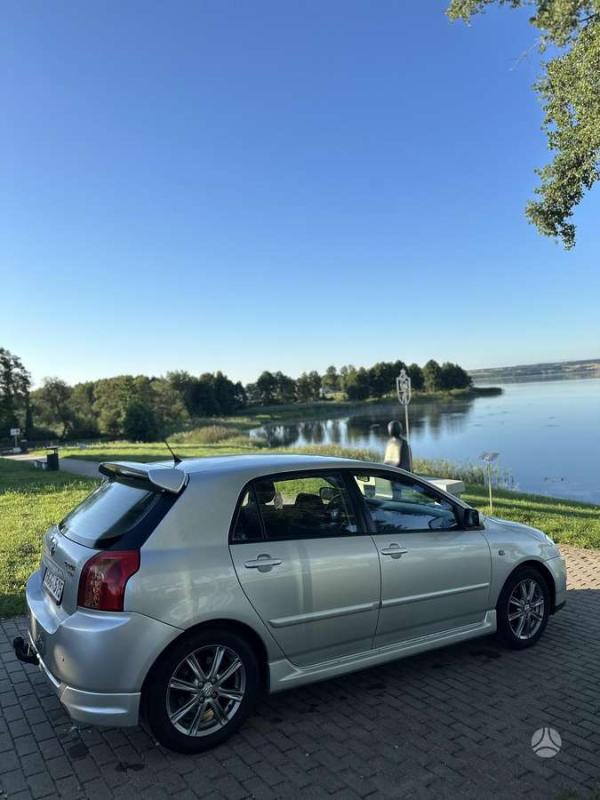 Pelēks Toyota Corolla 2005 Vievis, ar dzinēja tilpumu 1.40 L un nobraukumu 359 tūkst. km par 1989 €, foto 6 vietnē AUTOMOTO.COM.LV