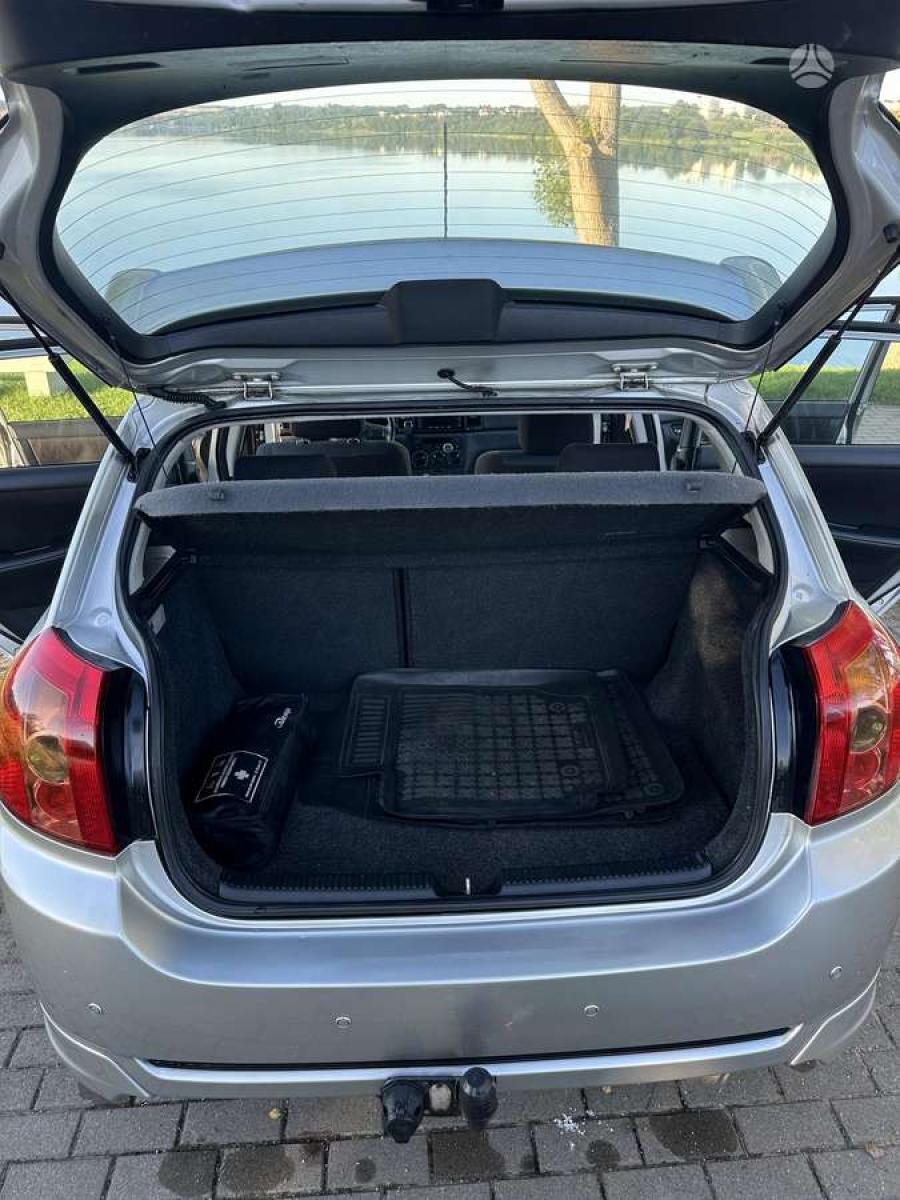 Pelēks Toyota Corolla 2005 Vievis, ar dzinēja tilpumu 1.40 L un nobraukumu 359 tūkst. km par 1989 €, foto 14 vietnē AUTOMOTO.COM.LV