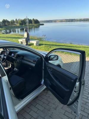 Pelēks Toyota Corolla 2005 Vievis, ar dzinēja tilpumu 1.40 L un nobraukumu 359 tūkst. km par 1989 €, foto 17 vietnē AUTOMOTO.COM.LV