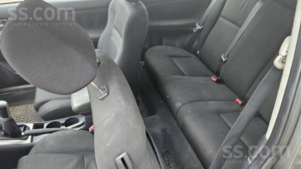 Pelēks Toyota Corolla 2005 Rīga, ar dzinēja tilpumu 1.40 L un nobraukumu 379 tūkst. km par 1000 €, foto 7 vietnē AUTOMOTO.COM.LV