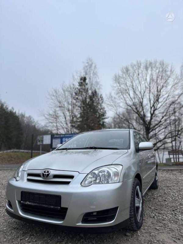 Pelēks Toyota Corolla 2006 Vievis, ar dzinēja tilpumu 1.40 L un nobraukumu 219 tūkst. km par 1960 €, foto 1 vietnē AUTOMOTO.COM.LV