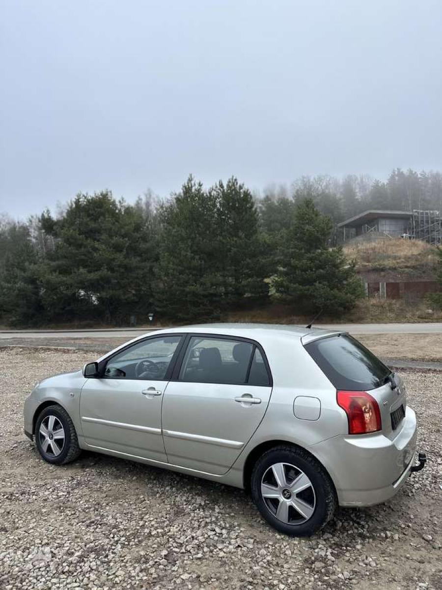 Pelēks Toyota Corolla 2006 Vievis, ar dzinēja tilpumu 1.40 L un nobraukumu 219 tūkst. km par 1960 €, foto 3 vietnē AUTOMOTO.COM.LV