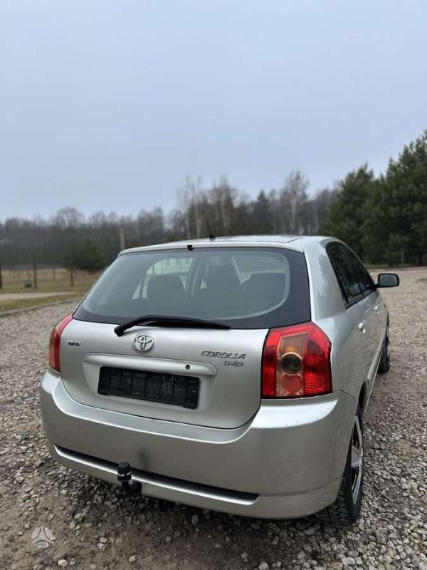 Pelēks Toyota Corolla 2006 Vievis, ar dzinēja tilpumu 1.40 L un nobraukumu 219 tūkst. km par 1960 €, foto 5 vietnē AUTOMOTO.COM.LV