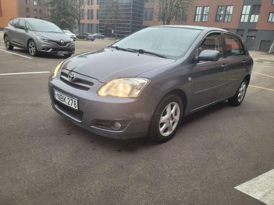 Pelēks Toyota Corolla 2006 Viļņa, ar dzinēja tilpumu 1.40 L un nobraukumu 258 tūkst. km par 2250 €, foto 1 vietnē AUTOMOTO.COM.LV