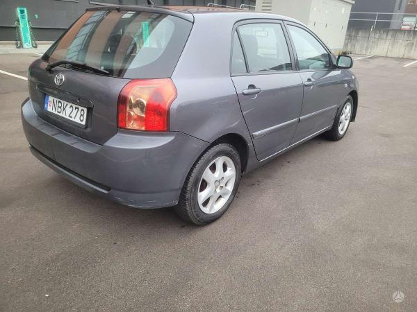 Grey Toyota Corolla 2006 in Vilnius, with an engine capacity of 1.40 L and mileage of 258 thousand km for 2250 €, photo 3 on AUTOMOTO.COM.LV