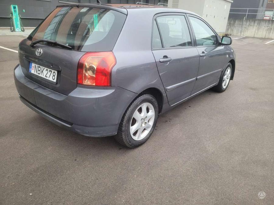 Pelēks Toyota Corolla 2006 Viļņa, ar dzinēja tilpumu 1.40 L un nobraukumu 258 tūkst. km par 2250 €, foto 3 vietnē AUTOMOTO.COM.LV