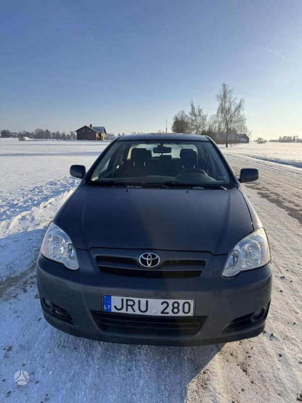 Pelēks Toyota Corolla 2006 Kauņa, ar dzinēja tilpumu 1.36 L un nobraukumu 207 tūkst. km par 2300 €, foto 1 vietnē AUTOMOTO.COM.LV