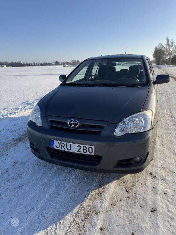 Pelēks Toyota Corolla 2006 Kauņa, ar dzinēja tilpumu 1.36 L un nobraukumu 207 tūkst. km par 2300 €, foto 2 vietnē AUTOMOTO.COM.LV