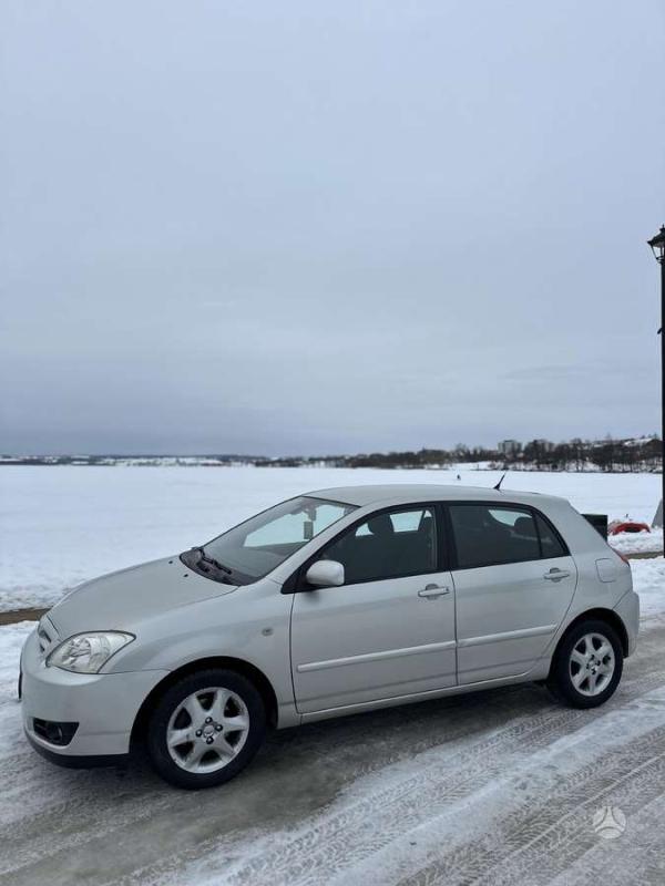 Pelēks Toyota Corolla 2006 Vievis, ar dzinēja tilpumu 2.00 L un nobraukumu 206 tūkst. km par 1999 €, foto 1 vietnē AUTOMOTO.COM.LV