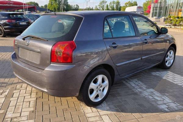 Pelēks Toyota Corolla 2006 Viļņa, ar dzinēja tilpumu 1.40 L un nobraukumu 196 tūkst. km par 2400 €, foto 2 vietnē AUTOMOTO.COM.LV