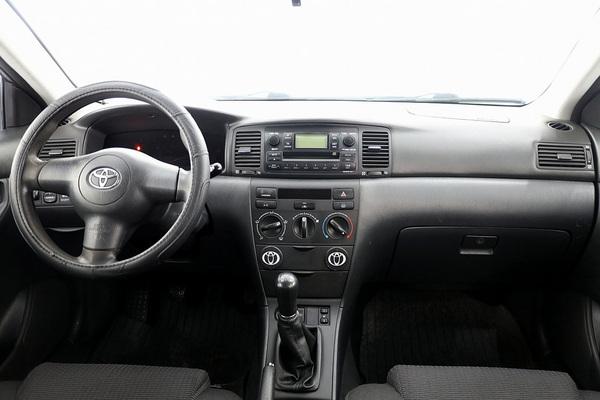 Grey Toyota Corolla 2006 in Tallinn, with an engine capacity of 1.40 L and mileage of 279 thousand km for 1899 €, photo 5 on AUTOMOTO.COM.LV