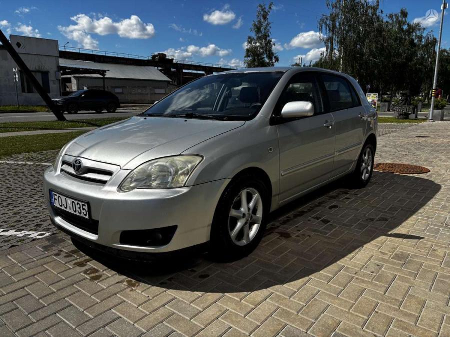 Pelēks Toyota Corolla 2006 Kauņa, ar dzinēja tilpumu 2.00 L un nobraukumu 323 tūkst. km par 1000 €, foto 1 vietnē AUTOMOTO.COM.LV