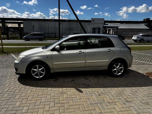 Grey Toyota Corolla 2006 in Kaunas, with an engine capacity of 2.00 L and mileage of 323 thousand km for 1000 €, photo 2 on AUTOMOTO.COM.LV