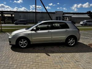 Pelēks Toyota Corolla 2006 Kauņa, ar dzinēja tilpumu 2.00 L un nobraukumu 323 tūkst. km par 1000 €, foto 3 vietnē AUTOMOTO.COM.LV