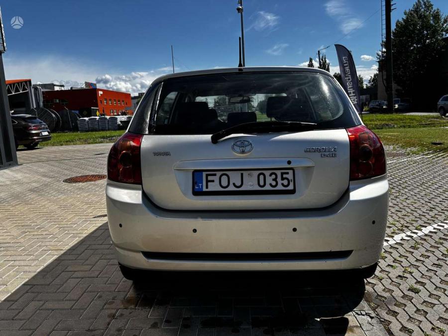 Pelēks Toyota Corolla 2006 Kauņa, ar dzinēja tilpumu 2.00 L un nobraukumu 323 tūkst. km par 1000 €, foto 5 vietnē AUTOMOTO.COM.LV