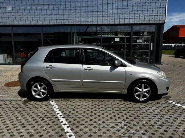 Grey Toyota Corolla 2006 in Kaunas, with an engine capacity of 2.00 L and mileage of 323 thousand km for 1000 €, photo 6 on AUTOMOTO.COM.LV