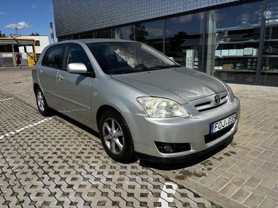 Pelēks Toyota Corolla 2006 Kauņa, ar dzinēja tilpumu 2.00 L un nobraukumu 323 tūkst. km par 1000 €, foto 9 vietnē AUTOMOTO.COM.LV