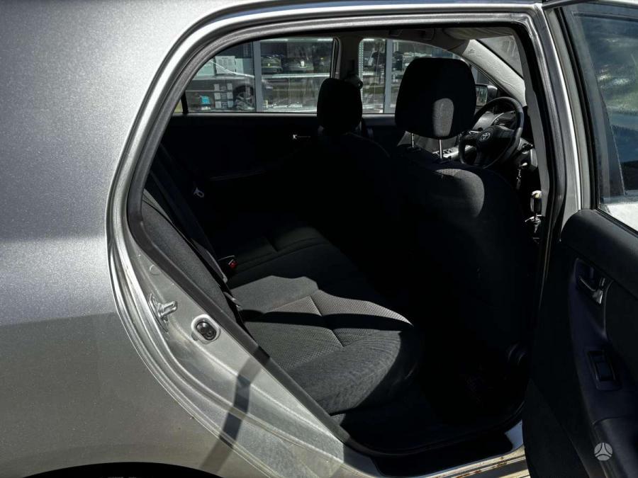 Pelēks Toyota Corolla 2006 Kauņa, ar dzinēja tilpumu 2.00 L un nobraukumu 323 tūkst. km par 1000 €, foto 11 vietnē AUTOMOTO.COM.LV