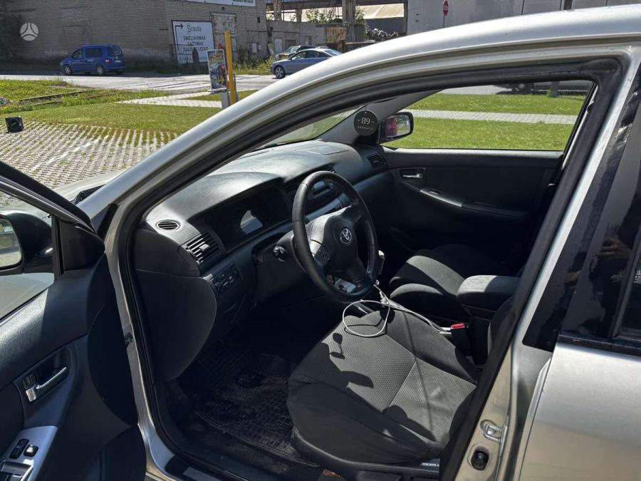 Pelēks Toyota Corolla 2006 Kauņa, ar dzinēja tilpumu 2.00 L un nobraukumu 323 tūkst. km par 1000 €, foto 12 vietnē AUTOMOTO.COM.LV