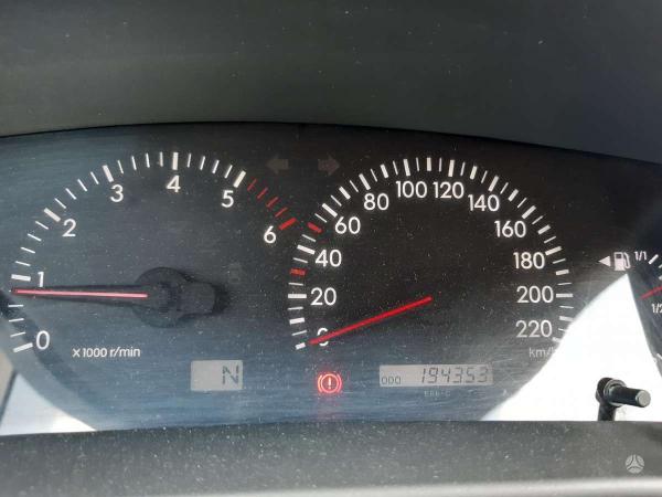 Grey Toyota Corolla 2006 in Vilnius, with an engine capacity of 1.36 L and mileage of 194 thousand km for 2450 €, photo 10 on AUTOMOTO.COM.LV