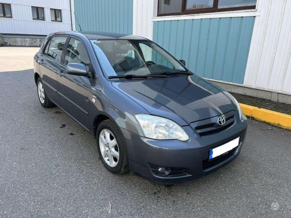 Grey Toyota Corolla 2006 in Vilnius, with an engine capacity of 1.40 L and mileage of 220 thousand km for 2499 €, photo 1 on AUTOMOTO.COM.LV