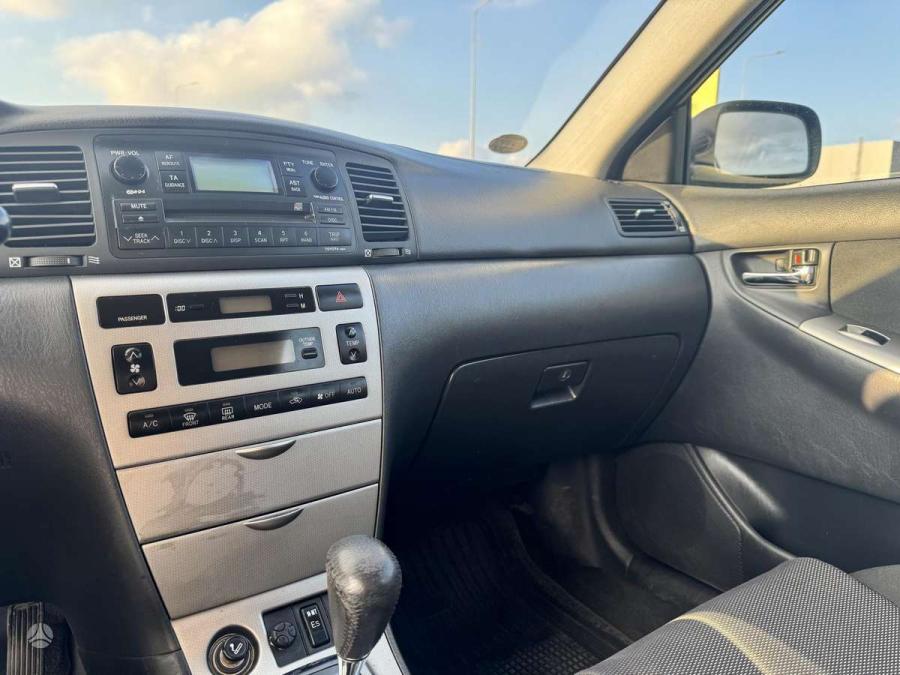Grey Toyota Corolla 2006 in Panevezys, with an engine capacity of 1.40 L and mileage of 207 thousand km for 1850 €, photo 12 on AUTOMOTO.COM.LV