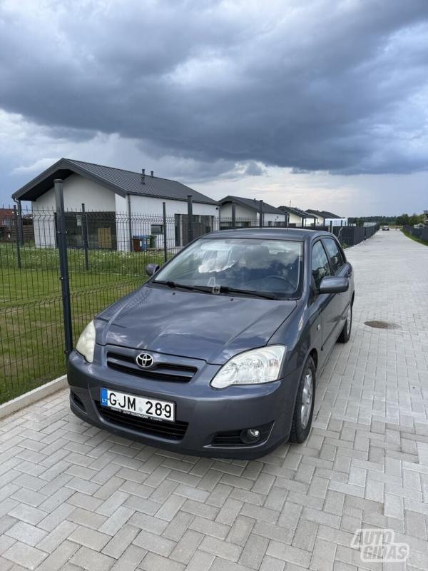 Grey Toyota Corolla 2006 in Kaunas, with an engine capacity of 2.00 L and mileage of 178 thousand km for 2000 €, photo 1 on AUTOMOTO.COM.LV