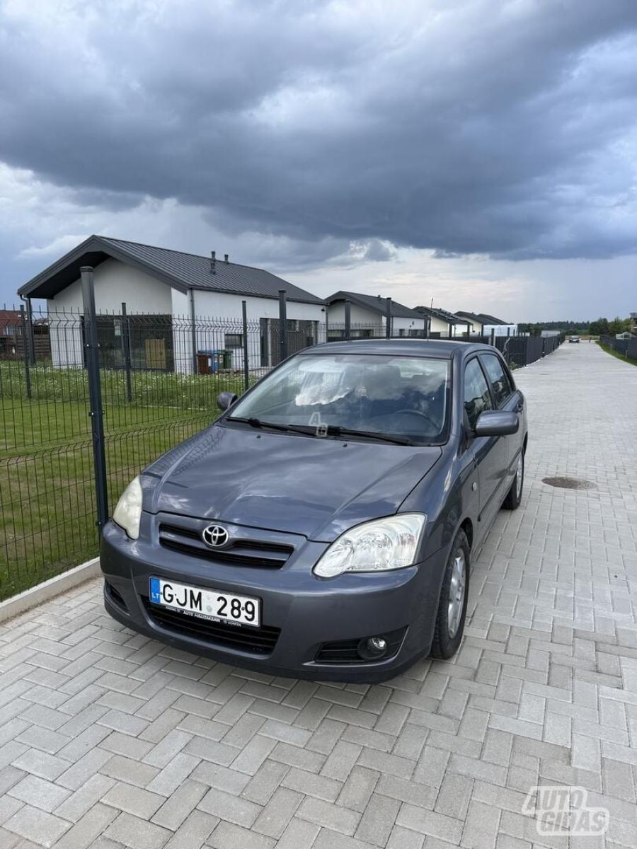 Pelēks Toyota Corolla 2006 Kauņa, ar dzinēja tilpumu 2.00 L un nobraukumu 178 tūkst. km par 2000 €, foto 1 vietnē AUTOMOTO.COM.LV