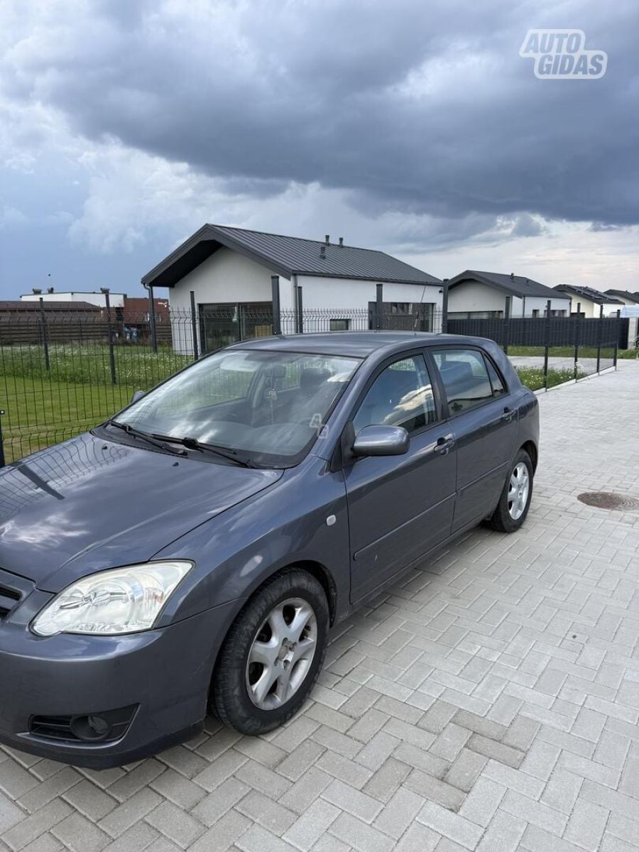 Pelēks Toyota Corolla 2006 Kauņa, ar dzinēja tilpumu 2.00 L un nobraukumu 178 tūkst. km par 2000 €, foto 5 vietnē AUTOMOTO.COM.LV