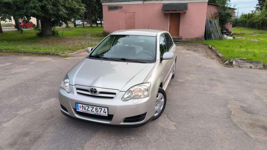Grey Toyota Corolla 2006 in Vilnius, with an engine capacity of 1.40 L and mileage of 215 thousand km for 1700 €, photo 1 on AUTOMOTO.COM.LV